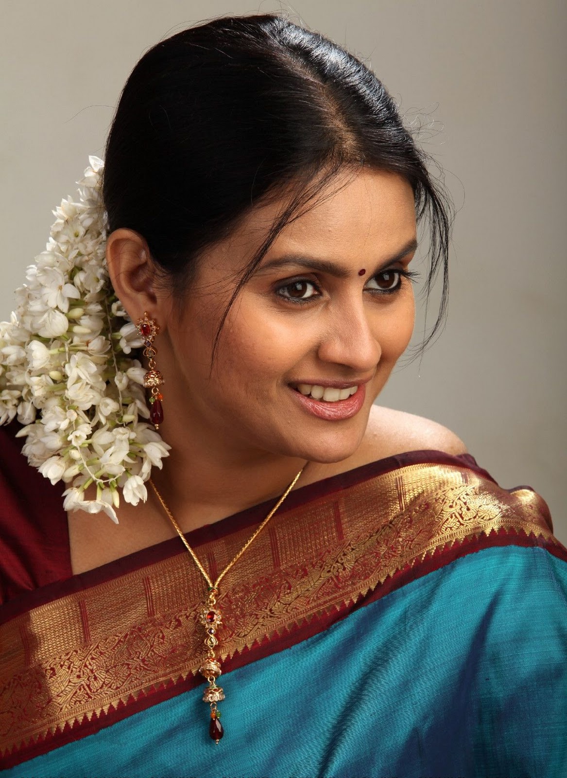 RKEE 4 MEDIA: Kalyani in Saree Photos Actress Image Gallery
