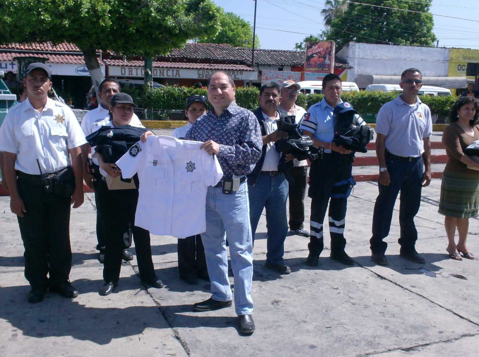 Regidor Enrique Pineda / Zacatepec: Entrega de uniformes a personal de ...
