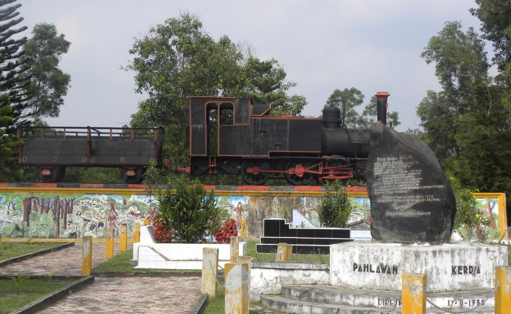 MONUMEN LOKOMOTIF DAN TUGU PAHLAWAN KERDJA | RIAU DAILY PHOTO