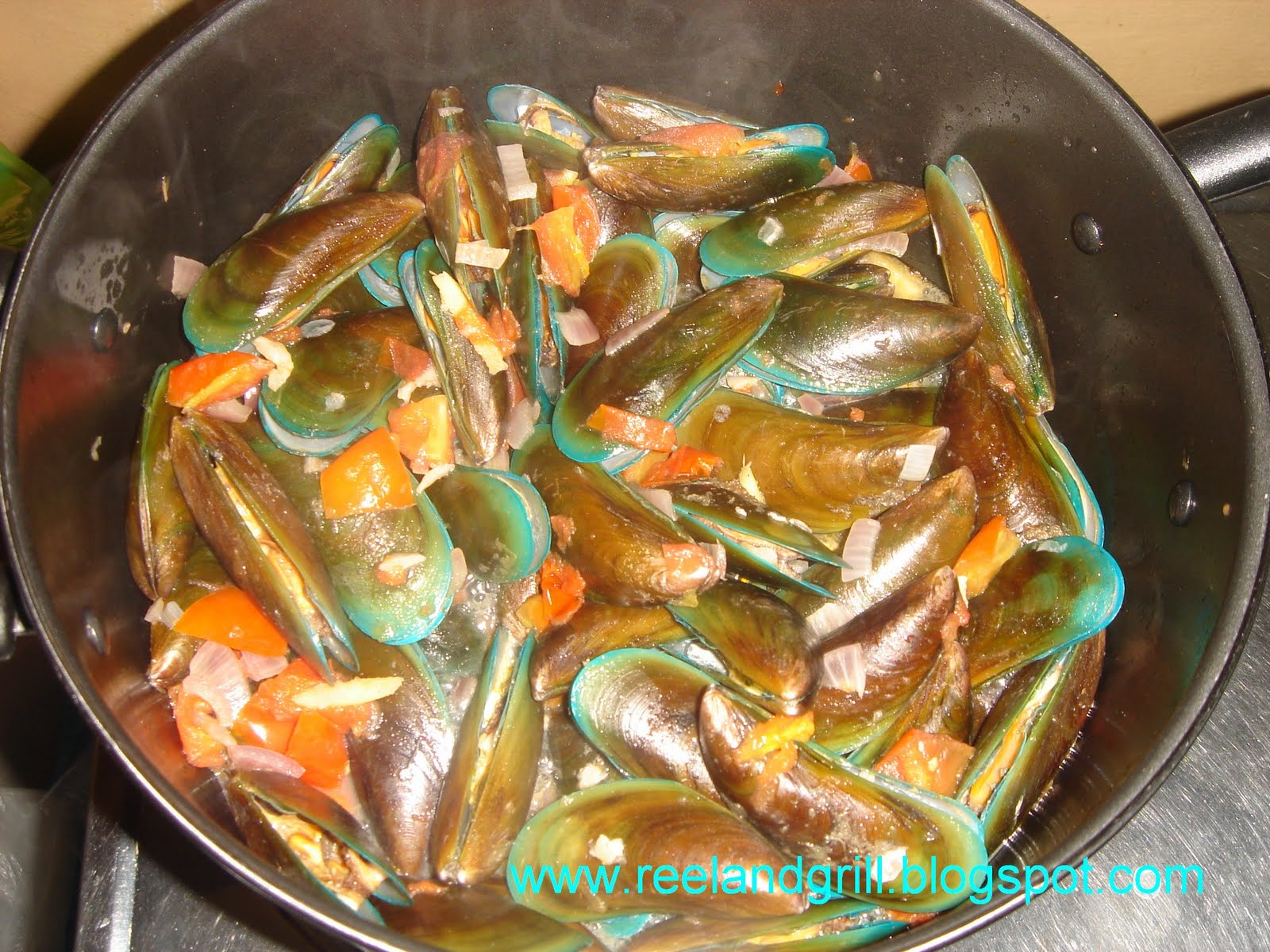 Reel and Grill: Ginisang Tahong (Sauteed Asian Green Mussels)