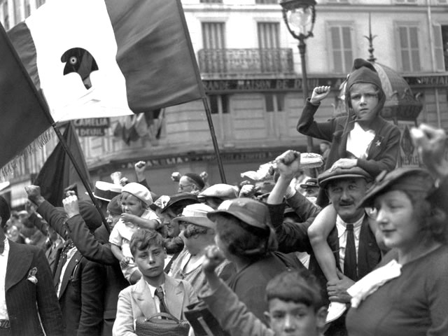 875 (palfium): please take these photos from my hands