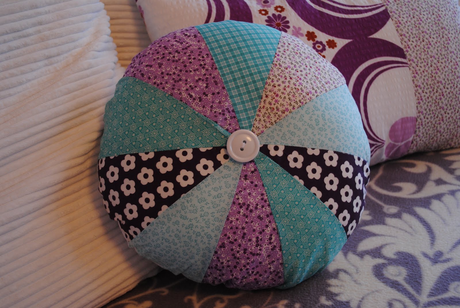 Lykkelig med farge: Ny pute og sofa