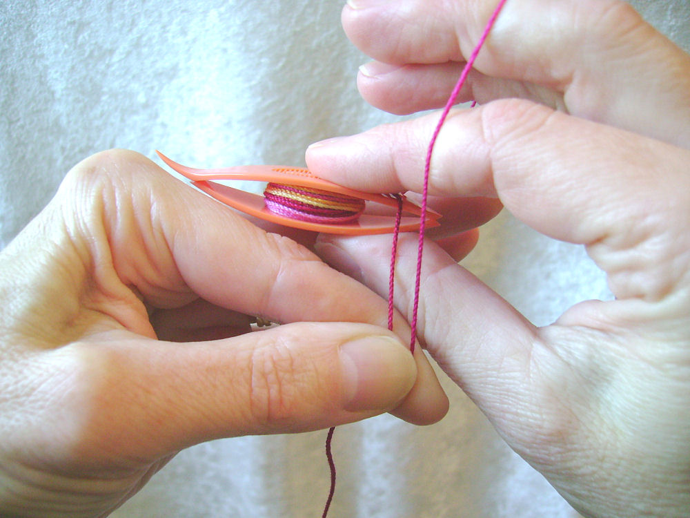Yarnplayer's Tatting Blog: How to tat - the 1st half of the double stitch