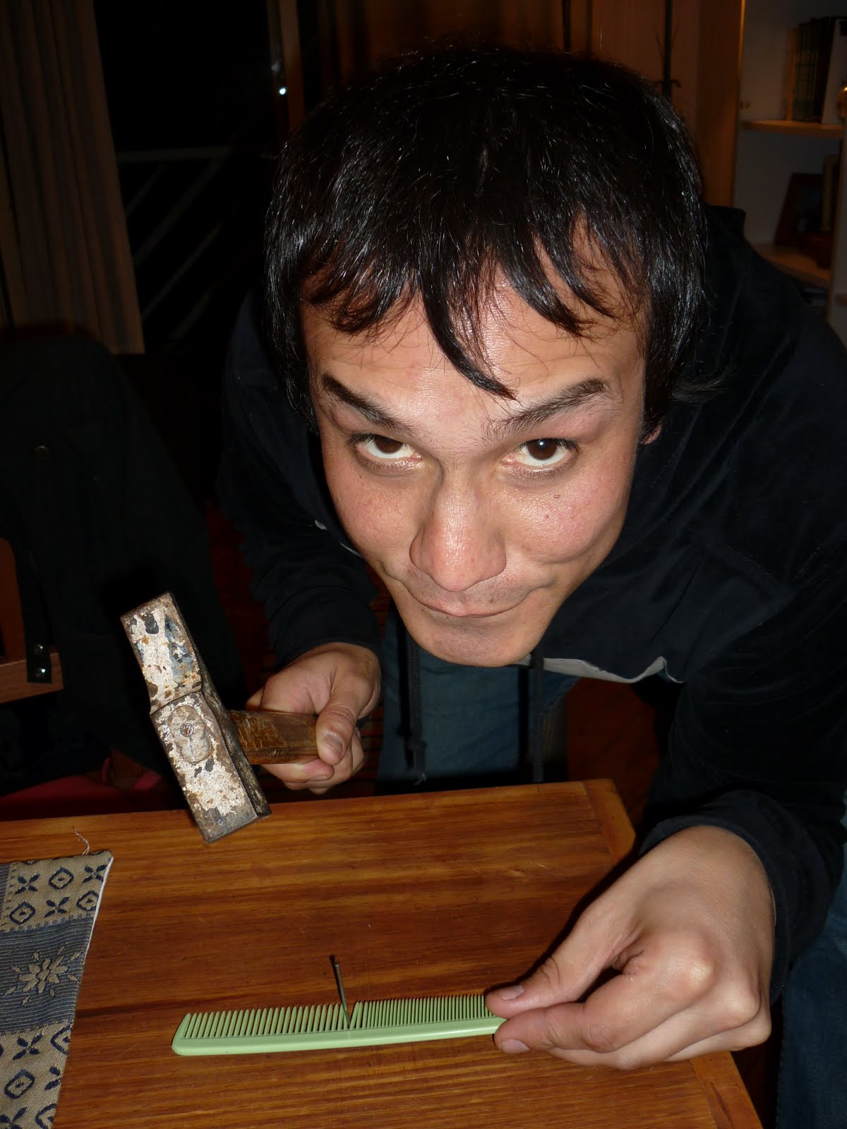 CASA PRÁCTICA: Cómo CLAVAR un clavito sin martillarse el dedo