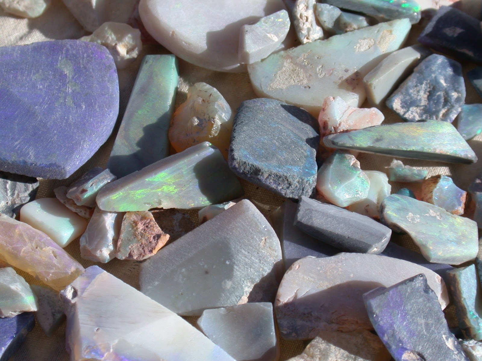 CRISTALE-GEODE-MINERALE: OPALUL