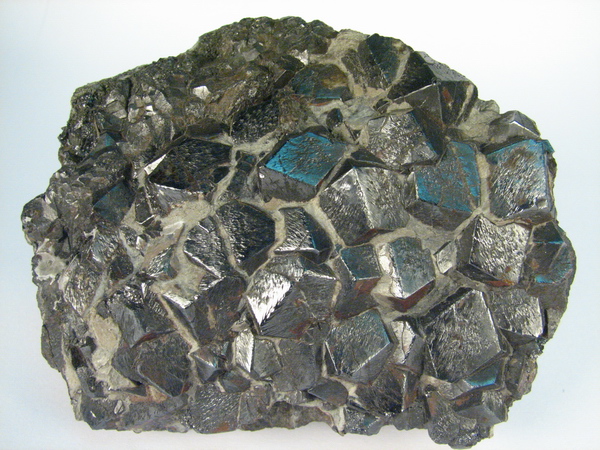 CRISTALE-GEODE-MINERALE: MAGNETITA