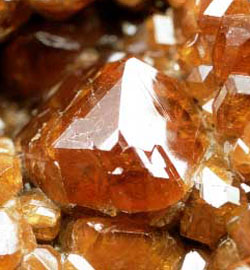 CRISTALE-GEODE-MINERALE: GRANAT