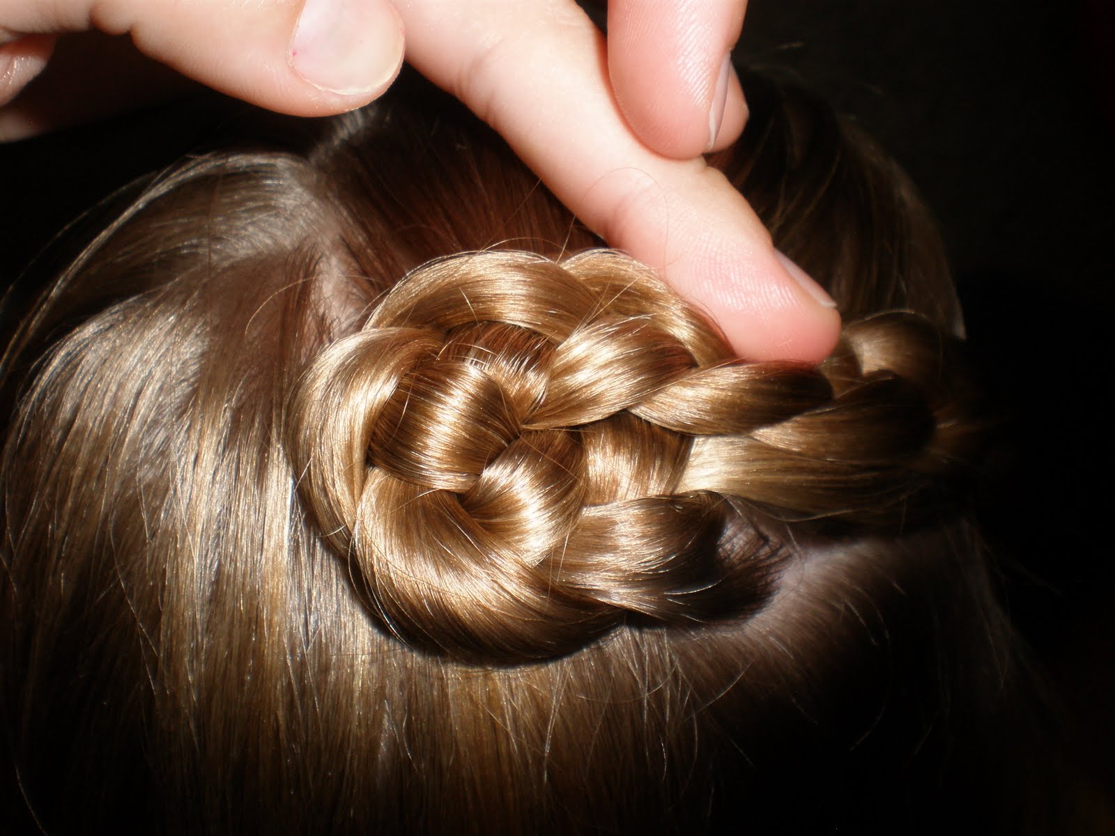 Girl Hairdos & Ideas: Rolled Braided Flower