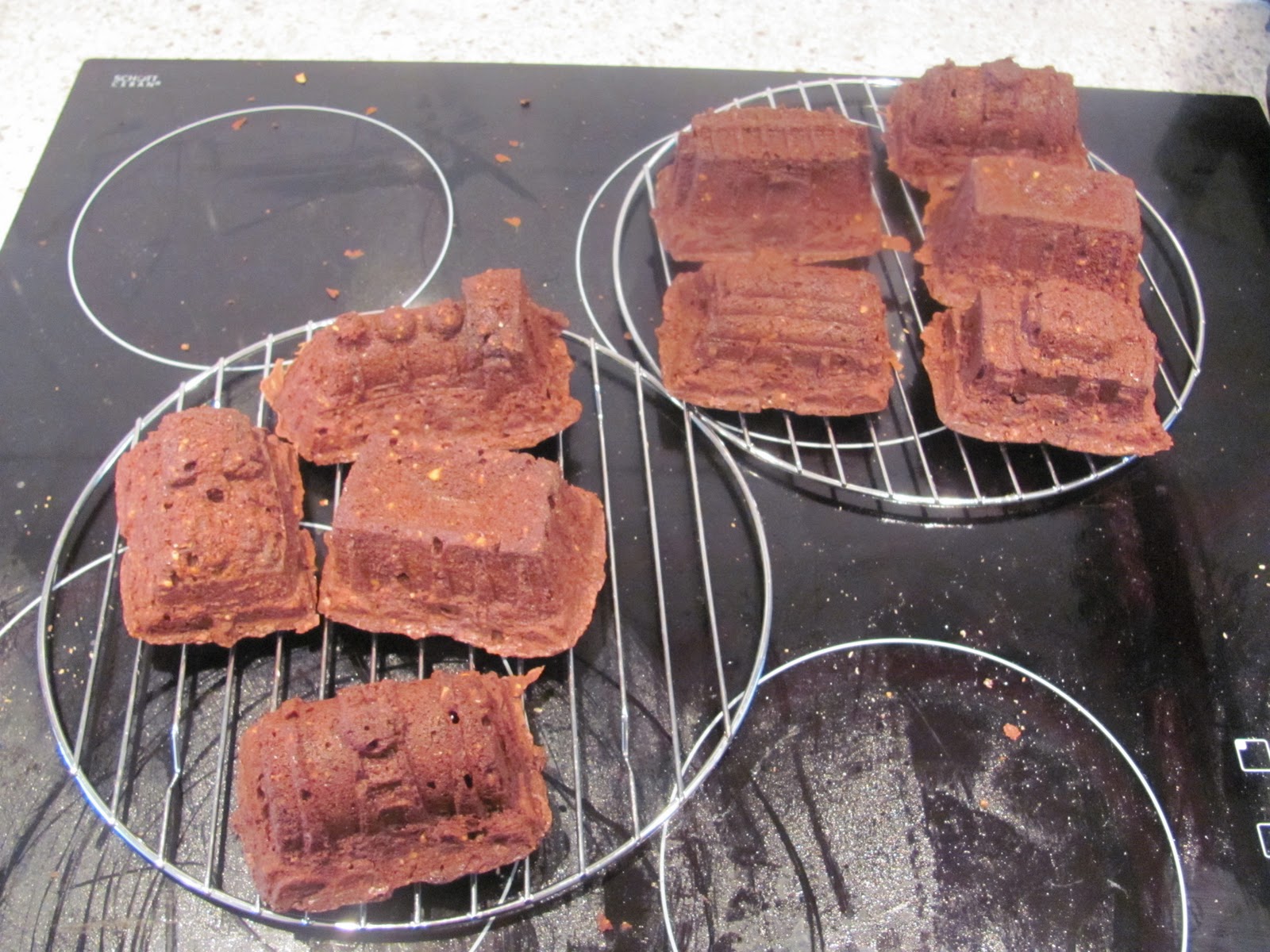 Mrs Cake: Chocolate Hazelnut Torte - Train Cake!