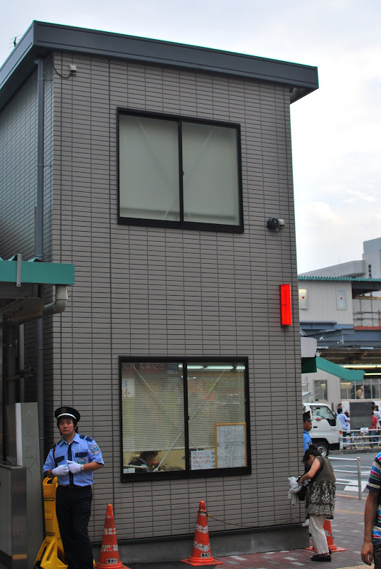 tokyo.parallellt.se: police box at chofu station