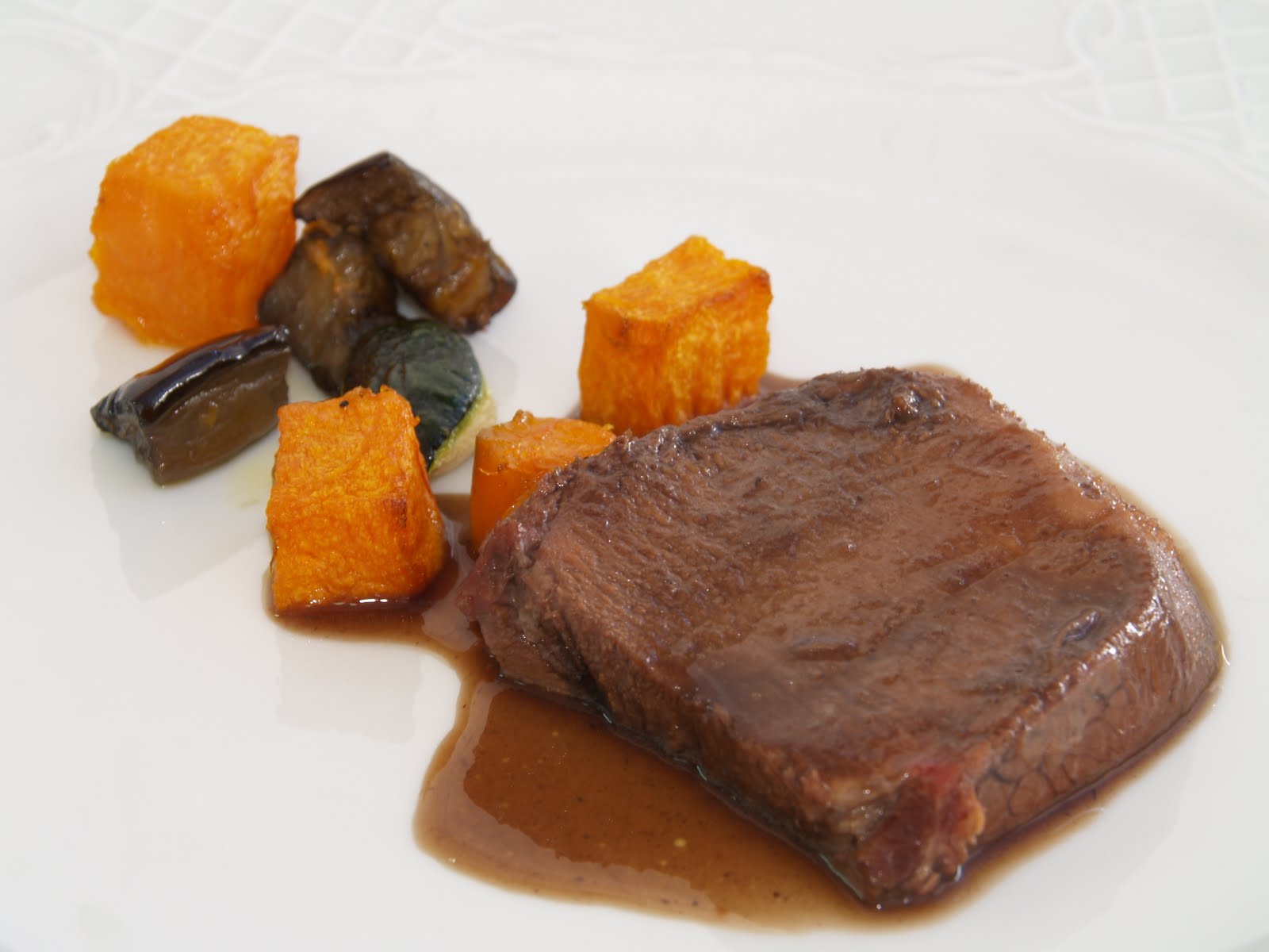 Lengua de vaca estofada con verduritas salteadas.