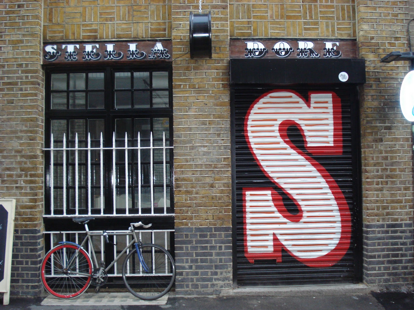 Ben Eine – Graffiti Artist Extraordinaire | Roasted