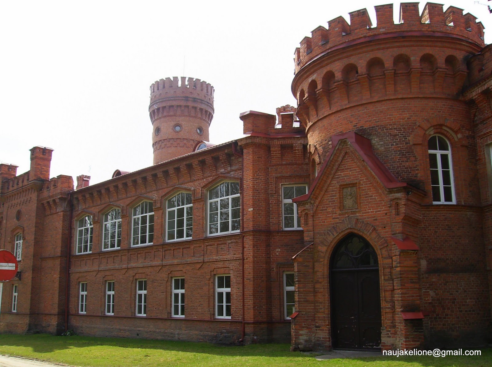 Naujakelionė: Raudonės pilis