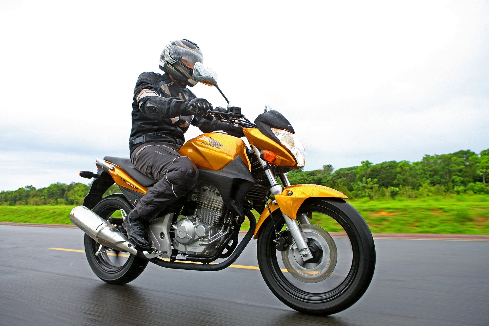 AMONTONADOS POR EL VIENTO: Honda CB 300 R reemplaza a la Honda CBX 250 ...