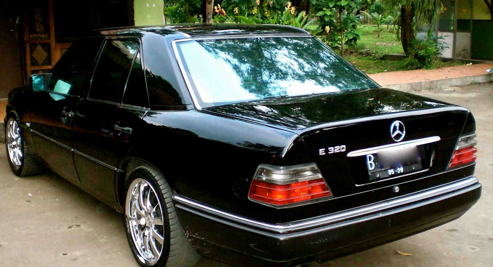 mobilbiasa: MERCEDES BENZ W124 300E AT 1993
