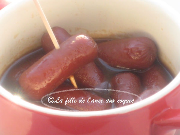 La fille de l'anse aux coques: SAUCISSES COCKTAIL EN SAUCE NOIRE