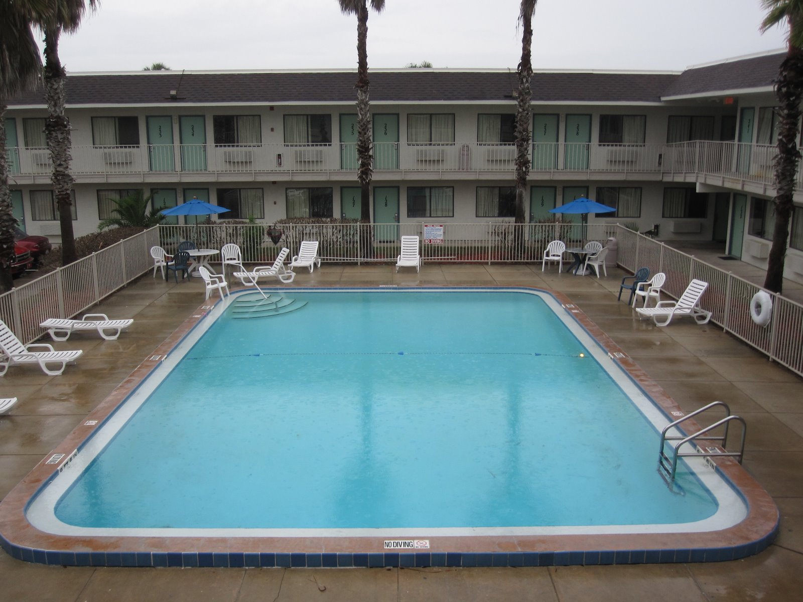 pixaday: Empty Swimming Pool at Motel 6 in Kissimme, FL