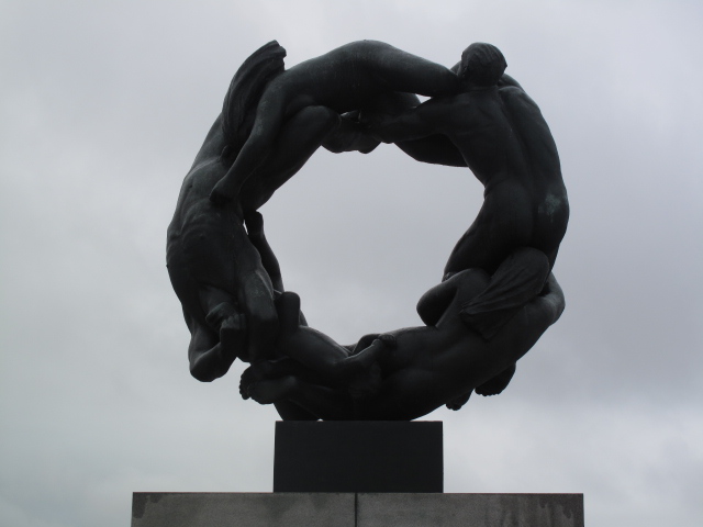 Seamless: statues in Norway.