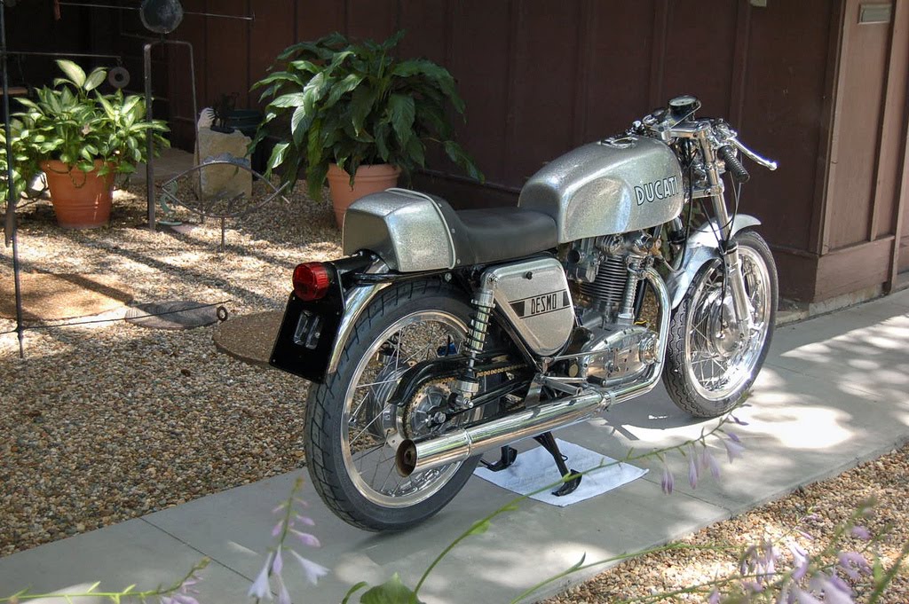 Ducati vintage club: Ducati silver shotgun