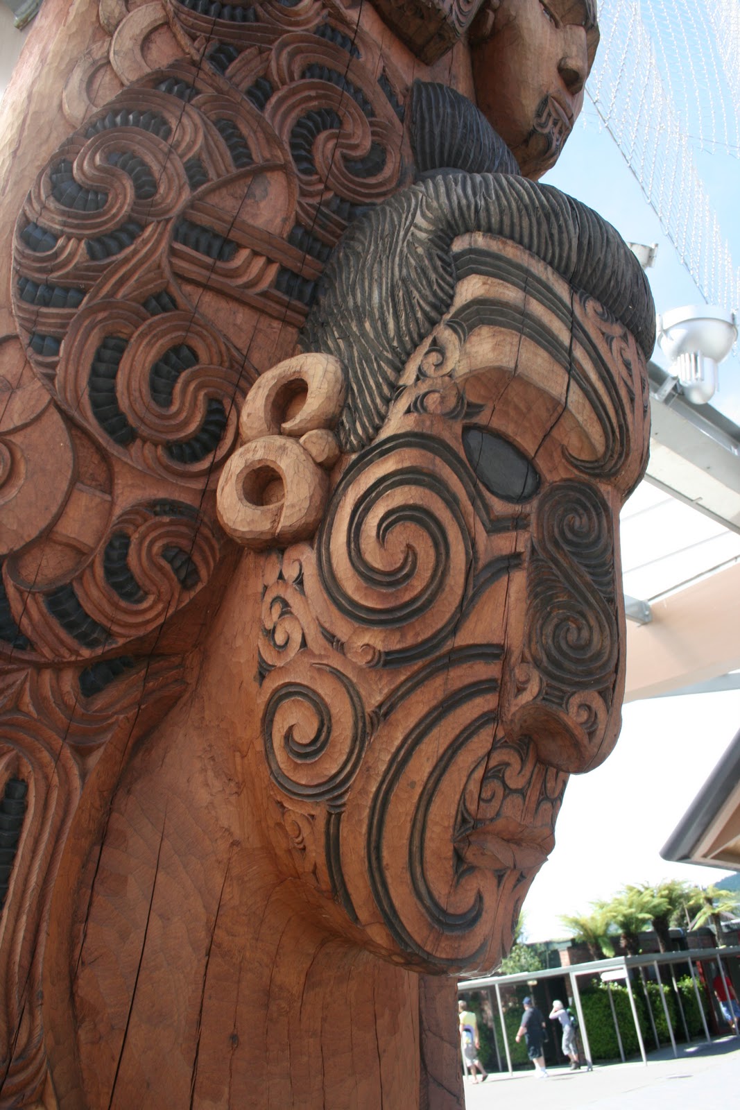 carvin' away: maori wood carving