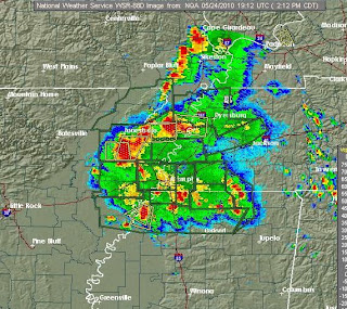 FOUR WEATHER STUDS AND A BABE: Very Unusual Radar out of Memphis