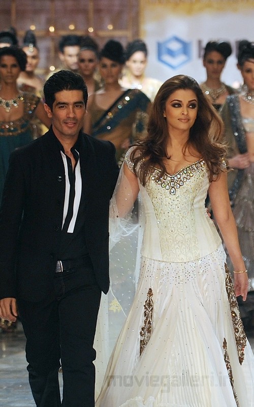 real-wonder: Aishwarya Rai Ramp Walk @ HDIL India Couture Week Fashion Show