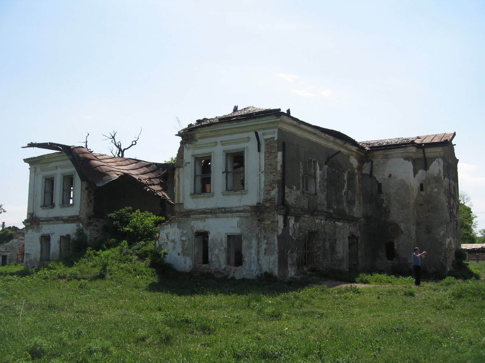 MONUMENTE ISTORICE DIN ROMANIA : Conace abandonate.....