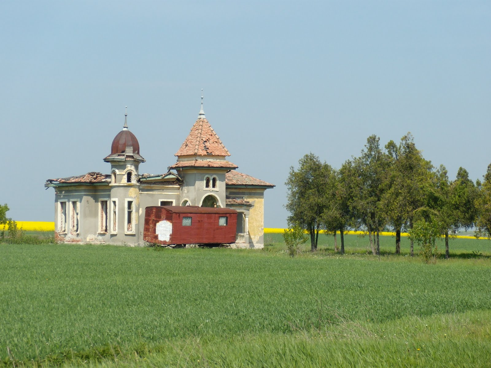 MONUMENTE ISTORICE DIN ROMANIA : Conace abandonate.....