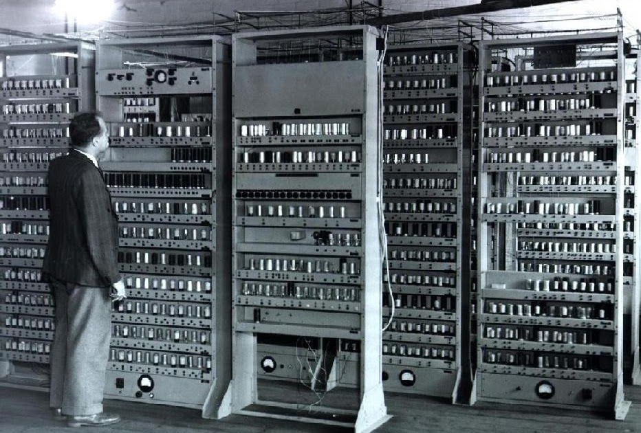 Evolução dos computadores: Edsac (1949) - primeiro a utilizar o ...