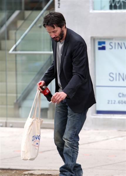 KEANEWS: May 28 2010 Keanu Reeves spotted hanging out with two friends ...