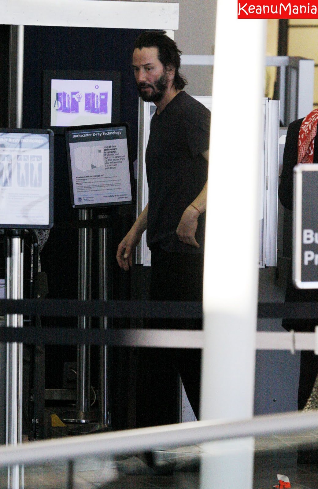 KEANEWS: Keanu Reeves goes to Paris from the airport in Los Angeles KEANEWS: Keanu Reeves goes to Paris from the airport in Los Angeles