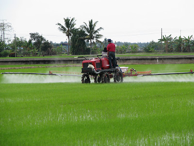 SAWAH SEMPADAN 2: 12. MESIN PENYEMBUR RACUN DAN BAJA BERBUTIR (BSA 531)
