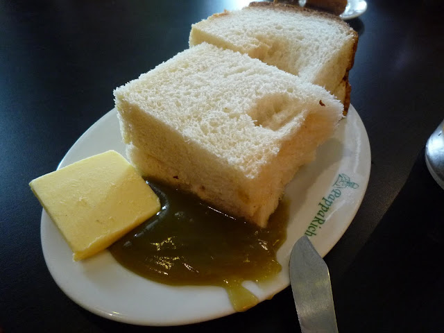 A Coffeeholic's Travel Tale: Great dining ambiance at Pappa Rich