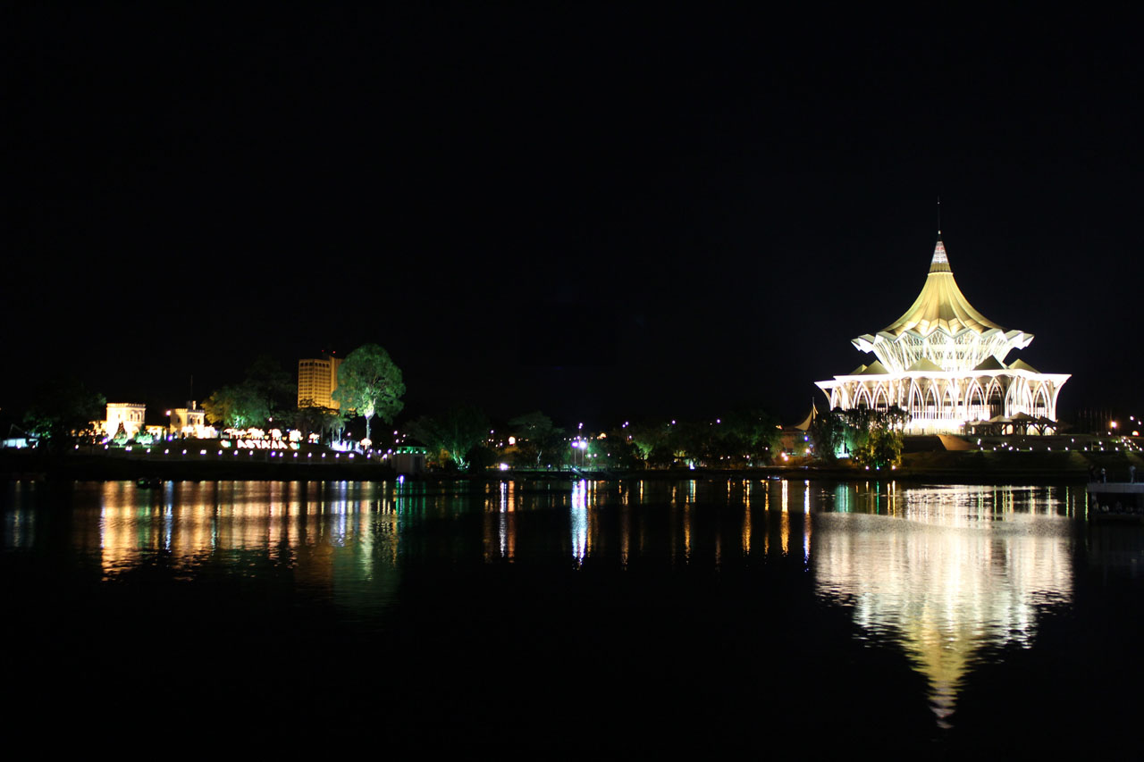 Photolivation: Night in Kuching City
