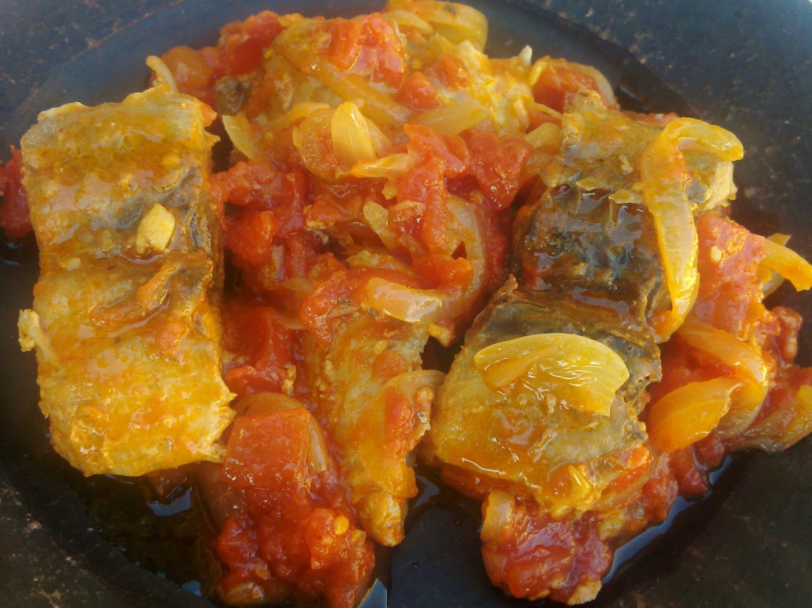 hoy hemos comido...: melva con tomate