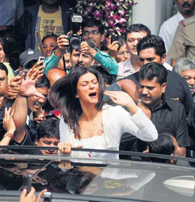 Sexy Sushmita sen pushed by mob | Masala Wallpapers