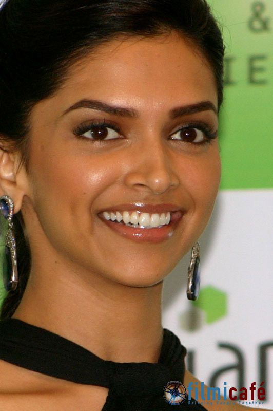 Celebrity Smile 4 U: Deepika Padukone shiny bright smiling photo