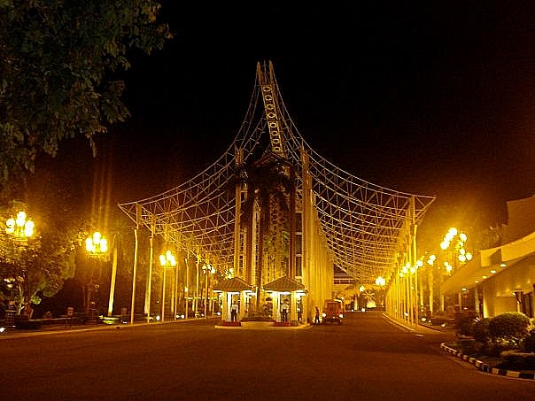 Just Around The Corner: Istana Nurul Iman ( The Sultan of Brunei's Palace)