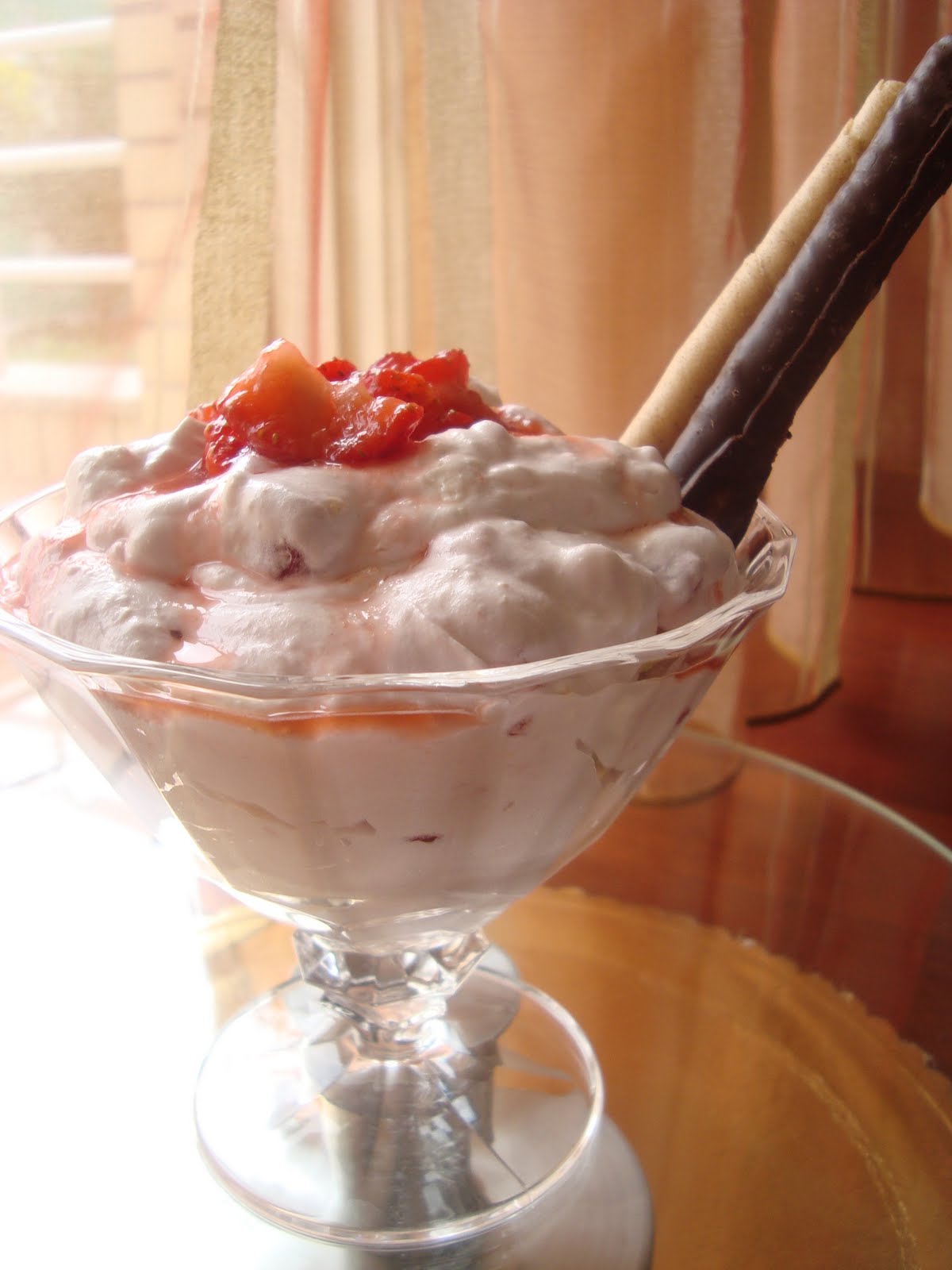 A Cozinha da Marcia Tavares: Doce de Suspiros com Morangos e Natas