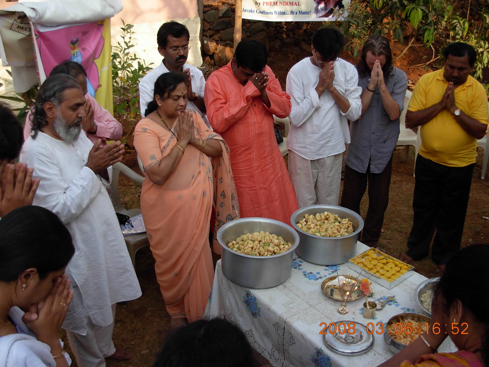 TAO NEWS: The Art of Giving: Anna Daana - Gyaan Daana