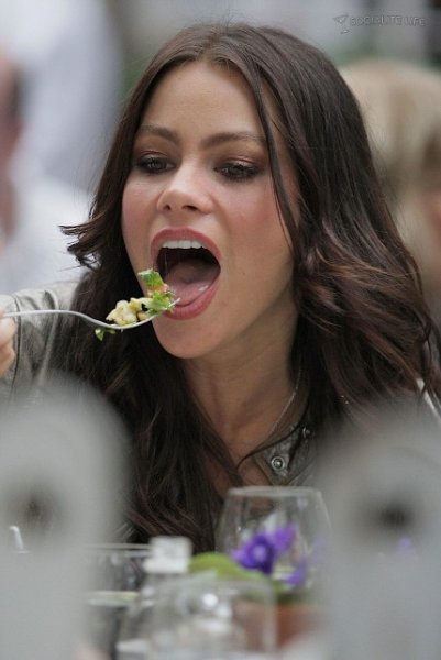How Celebrities Eating - 18 Pics ~ Full Hd Wall Pictures