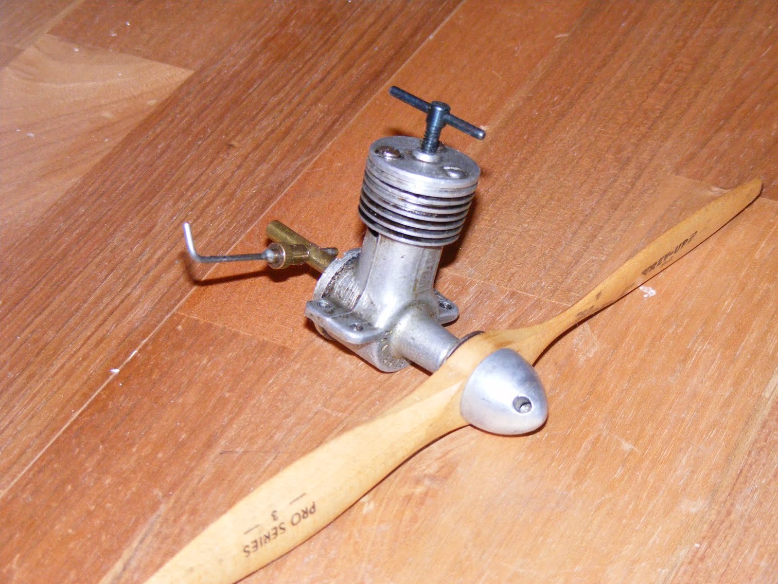 Vintage Model Airplane Engines Running: ED Bee MK1