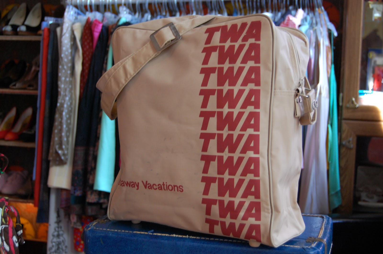 HELLO AGAIN VINTAGE: GIVEAWAY: Vintage TWA Airlines Flight Bag