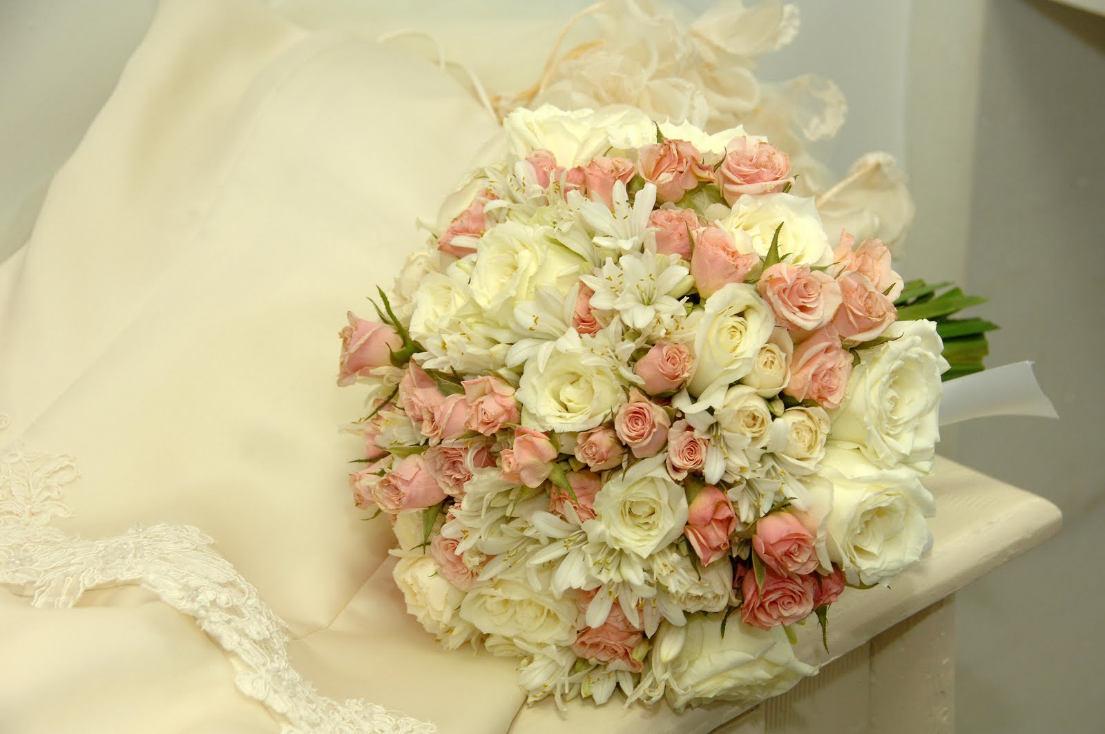 Bagatelle: Casamento bege com detalhes rosa e lilás