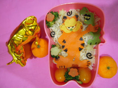 Meal In a Box: Garfield and Odie bento 28