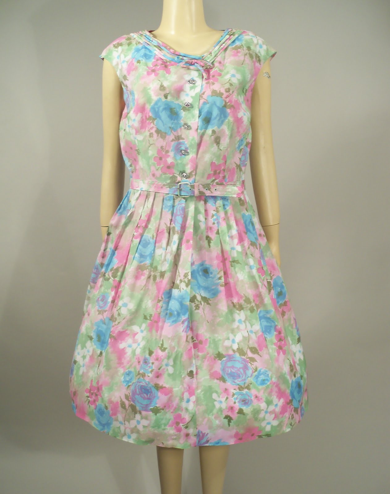 meta name="description" content="Everything Vintage Fashion" />