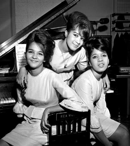 Blog About Everything: Presenting The Fabulous Ronettes