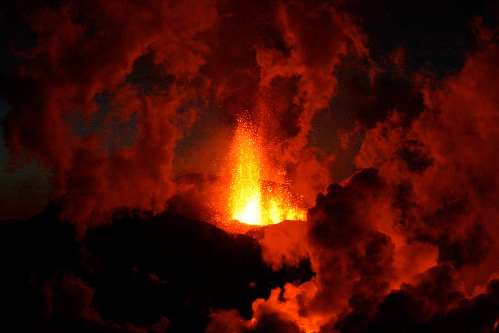 Enjoy The Most Amazing Pictues: Cool 2010 Iceland Volcano Pics