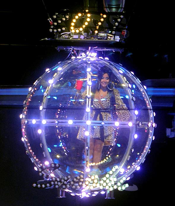 The Dirty Dirty: Snooki Drops The Ball On New Year's Eve