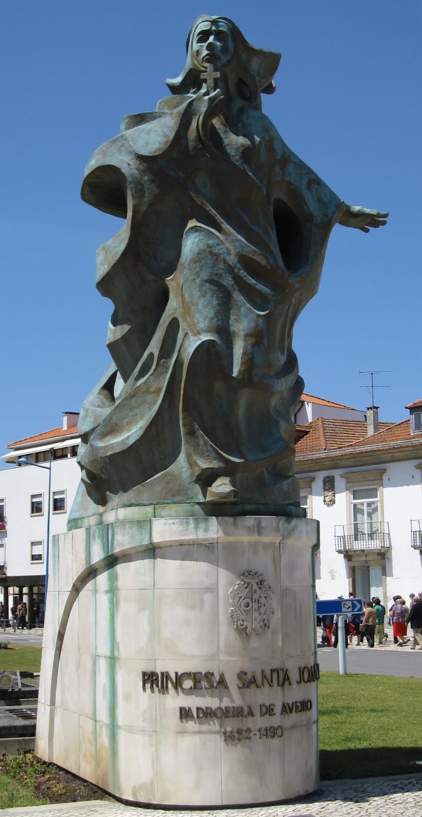 A Chuva e o Bom Tempo: Estátua de Santa Joana, em Aveiro